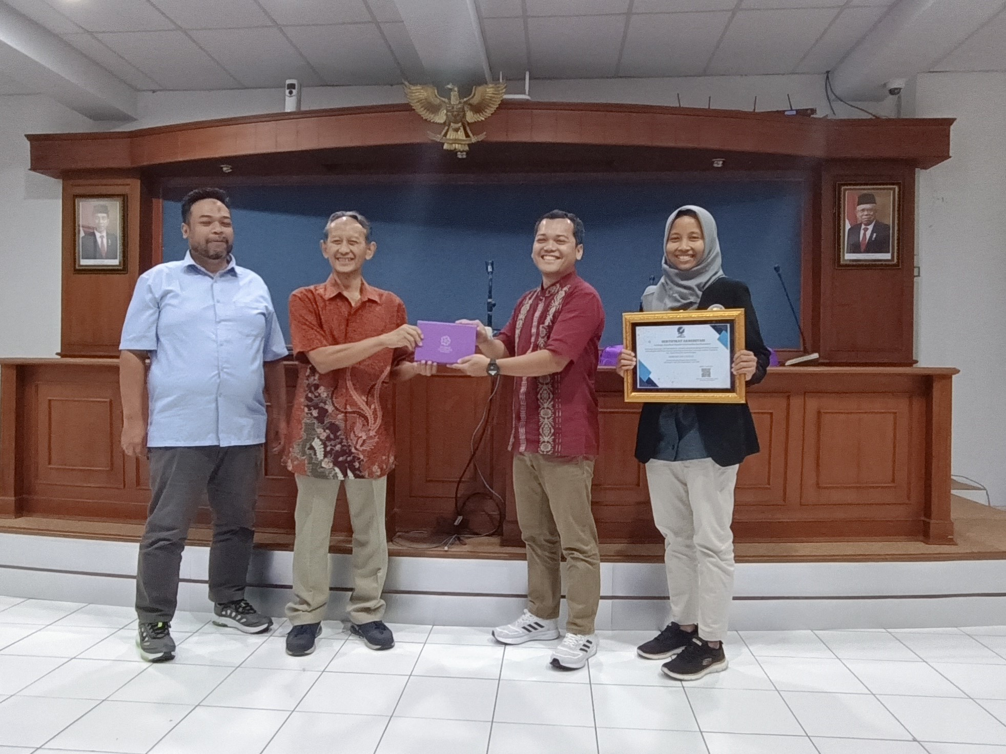 Penyerahan Sertifikat Akreditasi Program Studi S1-Informatika Dan Program Studi S1-Sistem ...